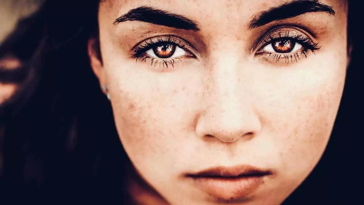 I ricercatori rivelano perché le persone con gli occhi marroni hanno più fiducia